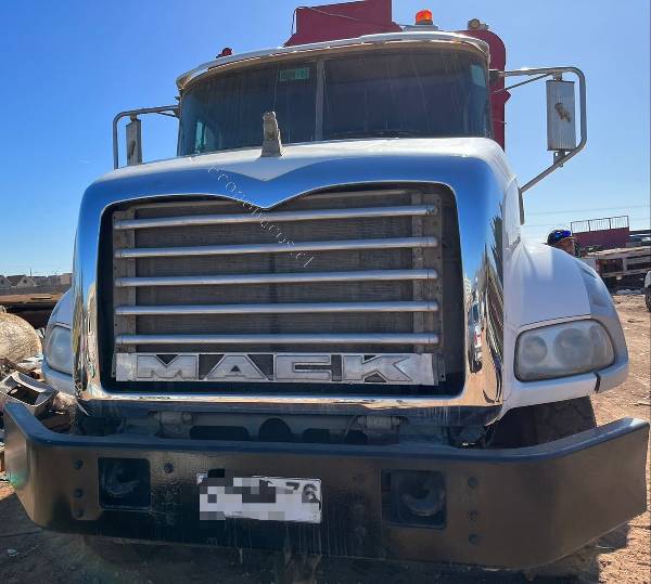 Mack Granite GU813 2011